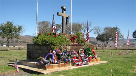 무료 이미지 기념물 하늘 꽃 깃발 식물학 나무 잔디 생체 여가 공공 장소 묘지 경치 조각 폴 행사 휴양 관목 정원 미국 국기 조경