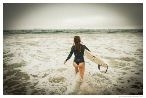 Quatre Jolies Filles Font Du Surf Avec Un Maillot De Bain En