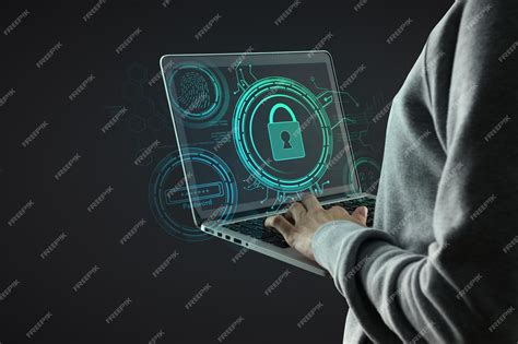 Mão De Hacker Usando Laptop Com Interface De Cadeado Digital Azul