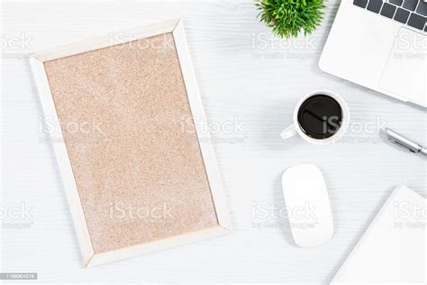 상단보기와 평면 광선 개념에 검은 커피와 빈 보드작업 흰색 나무 사무실 책상 테이블 및 장비 0명에 대한 스톡 사진 및 기타 이미지 Istock