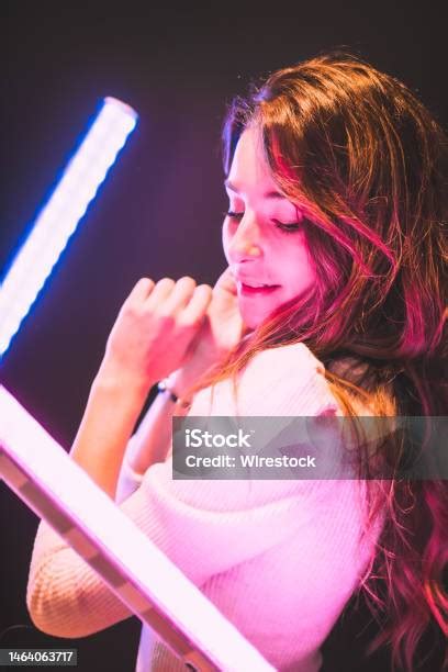 Potret Vertikal Seorang Wanita Muda Yang Berpose Di Lampu Led Neon
