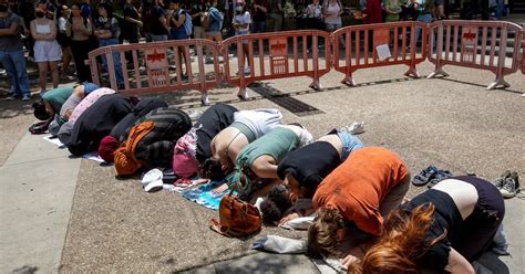 نماز دسته‌جمعی دانشجویان حامی فلسطین در دانشگاه تگزاس ایران اینترنشنال