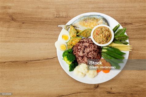야채를 곁들인 고등어 칠리 페이스트 삶은 계란 나무 배경에 튀긴 고등어 탑 뷰 태국 전통 음식 0명에 대한 스톡 사진 및 기타 이미지 Istock