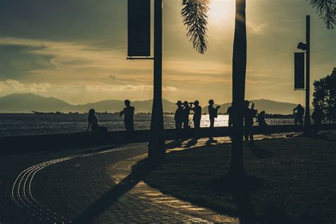 강가 걷고 있는 경치 경치가 좋은 공원 관광객 구름 경치 그림자 낭만적인 노을 도시 탈출 레저 레크리에이션 만만한 곳 모임 바다 바다 전망