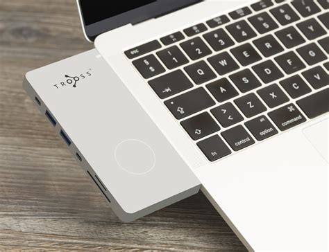 This Smart USB-C Charging Hub Charges Your Phone and Watch