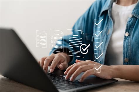 비즈니스 성과 모니터링 개념 태블릿과 노트북을 사용하는 여성 사업가 온라인 설문조사 작성 디지털 양식 체크리스트 고급에 대한 스톡 사진 및 기타 이미지 Istock