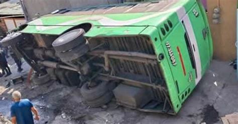 Así Fue El Momento De La Volcadura De Un Camión De Transporte Público