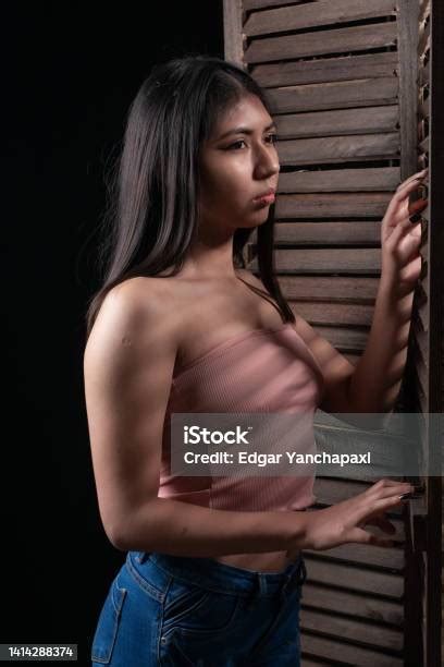 스튜디오에서 히스패닉 소녀의 정면 초상화는 검은 배경에 고립 대체 모델링 개념 20 24세에 대한 스톡 사진 및 기타 이미지