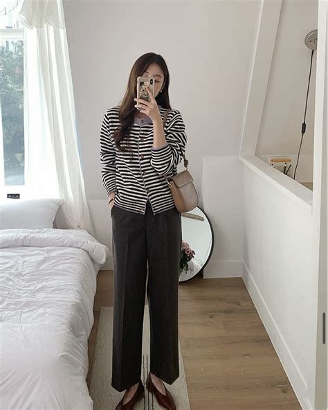 컬러감이 특별하고 러블리해 한눈에 반한 맨투맨입니다 흔치 않은 컬러감으로 맨투맨 하나만으로도 기분 전환이 되는 매력이 있더라구요 부드러운 양기모 원단인데요 많이