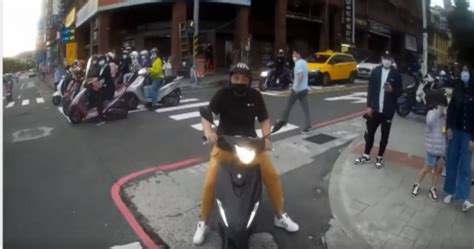 逆向騎車被按喇叭提醒 暴走哥拿鐵棍下車理論 生活 Ctwant