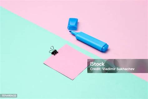 문구 사무용품 종이 클립 펠트 팁 펜 핑크 블루 파스텔에 종이 의 메모 조각 배경 0명에 대한 스톡 사진 및 기타 이미지 0명 개념 개념과 주제 Istock