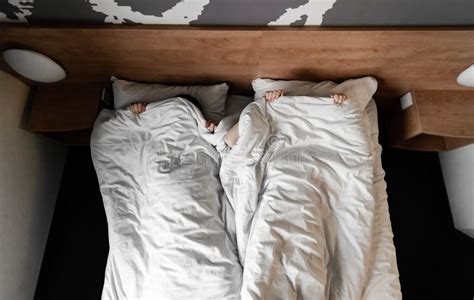 Pares O Familia Jovenes Felices Hermosos Que Despiertan Junto En Cama Foto De Archivo Imagen