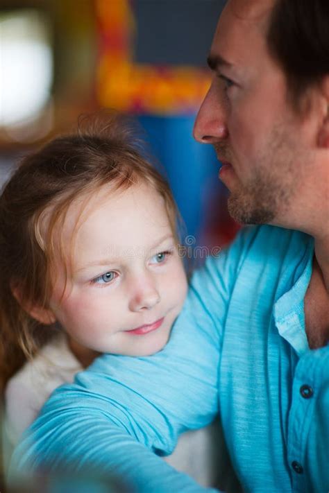 Vader En Dochter Stock Foto Image Of Uitdrukking Jong 37406574