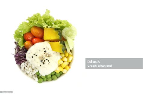 건강 한 다이어트 음식 신선한 고 흰색 배경에 흰색 그릇에 크림 참치 샐러드와 야채 샐러드 복사본을가지고 공간 0명에 대한 스톡 사진 및 기타 이미지 Istock