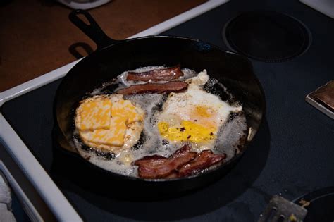철제 프라이팬에 신선한 농장에서 키운 계란과 베이컨 튀김 0명에 대한 스톡 사진 및 기타 이미지 0명 갈색 계란 노른자 Istock