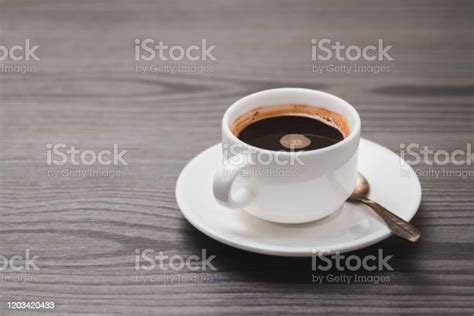 사무실 테이블에 회색 나무 배경에 흰색 커피 컵 접시와 숟가락 뜨거운 에스프레소와 미니멀 플랫 누워 복사 공간 수평 사진 0명에 대한 스톡 사진 및 기타 이미지 Istock