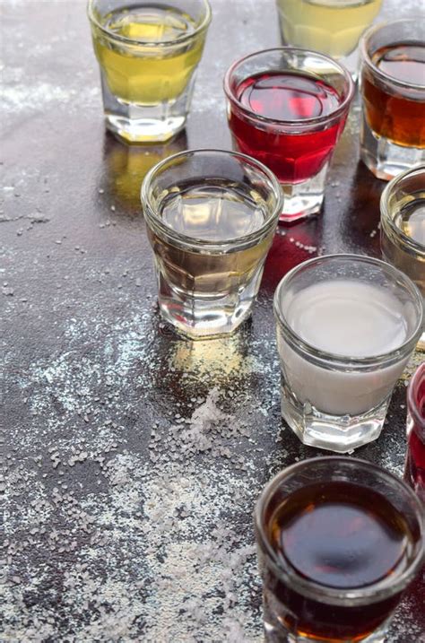 Selección De Bebidas Alcohólicas Sistema De Vino Brandy Licor Tinte Coñac Whisky En Vidrios