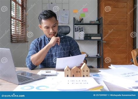 Retrato De Un Empresario Masculino Con Cara Estresada Y Ansiosa Usando