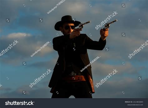 1 701 手枪 西装男模特 图片、库存照片和矢量图 Shutterstock