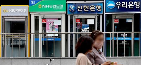 경비업체 직원 제압하더니현금인출기 털고 달아난 괴한 한국경제