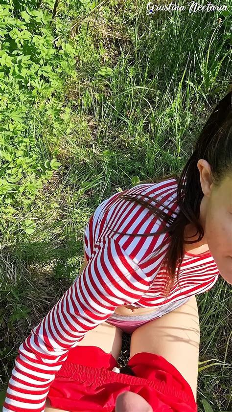 An Einem Heißen Sommertag Das Nasse Mädchen In Ihren Kleinen Sabberigen