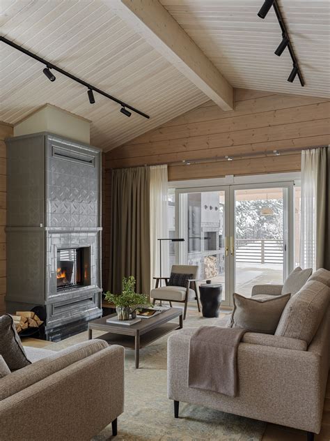 Деревянный дом с камином в гостиной