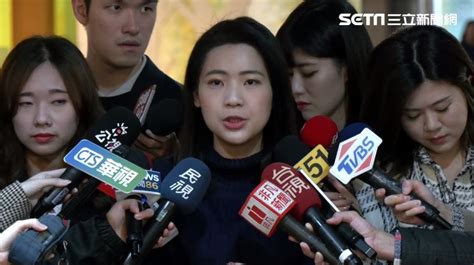 為何在鏡頭前比中指？徐巧芯說出了原因又嗆網友：這樣剛好而已 政治 三立新聞網 Setncom
