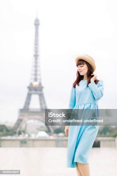 파리 에펠탑 근처의 행복한 여행 여성 꿈꾸는 얼굴에 행복 느낌 휴가에 파란색 드레스를 입고 예쁜 소녀 파리의 아름다운 전망에 대한 매력적인 젊은 로맨틱 한 여자 가을에 대한