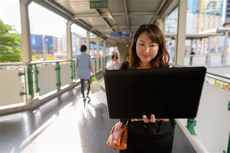 Bts 하늘에 성숙한 아름 다운 아시아 여자의 초상화에서 태국 방콕 기차역 40 44세에 대한 스톡 사진 및 기타 이미지 40 44세 40 49세 Bts