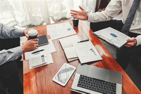 새로운 스타트업 프로젝트 계획 재무 및 경제 그래프와 함께 성공적인 팀워크로 전략 기획을 위한 비즈니스 팀 회의 거래 내역서에