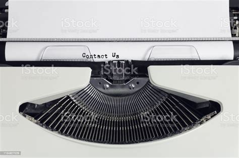 클로즈업 입력 텍스트와 오래 된 복고풍 구식 흰색 타자기 종이에 제목으로 문의 0명에 대한 스톡 사진 및 기타 이미지 0명 개념 개념과 주제 Istock