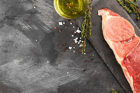 후추 올리브유와 어두운 배경에 백 리 향 슬레이트 보드에 쇠고기의 생고기의 조각 보기 상위 공간을 복사 합니다 음식 배경 0명에 대한 스톡 사진 및 기타 이미지 Istock