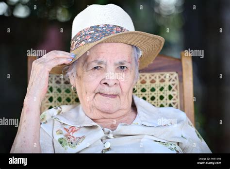 Alte Oma Fotos Und Bildmaterial In Hoher Auflösung Alamy