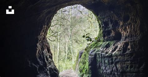 끝에 빛이 있는 어두운 터널 사진 Unsplash의 무료 Kinver 가장자리 이미지