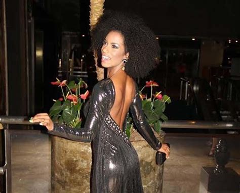 Bailarina Ivi Pizzott Revela Como Ter Costas Trabalhadas E Sensuais