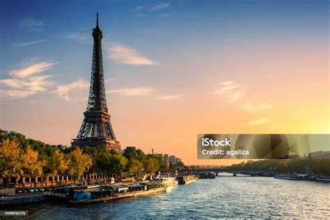 Стокове фото Ейфелева Вежа В Парижі Франція На Заході Сонця