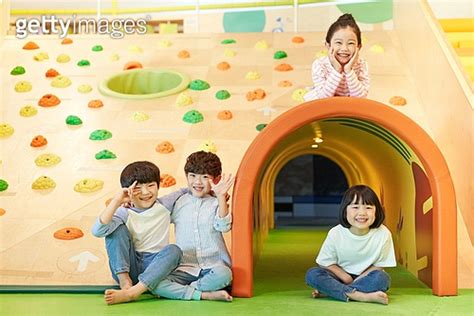 키즈카페 어린이 나이 유아교육 교육 유아교육 유치원 유치원 학교건물 친구 친구 컨셉 이미지 Jv11996727 게티이미지뱅크