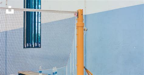 네트와 벤치가있는 배구 코트 사진 Unsplash의 무료 탁상 이미지