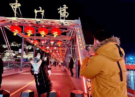 小年夜，城关区点亮夜金城灯笼市民灯组