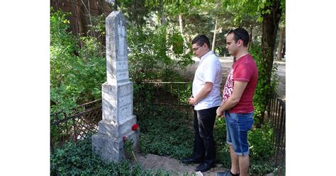 Млади социалисти във Велико Търново с кампания за ремонт на паметника на Никола Габровски