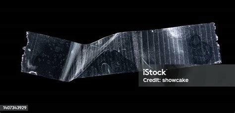 검은 배경에 고립 된 투명 접착 플라스틱 테이프 조각 구겨진 접착제 플라스틱 끈적 끈적한 테이프 관 신체 부분에 대한 스톡 사진