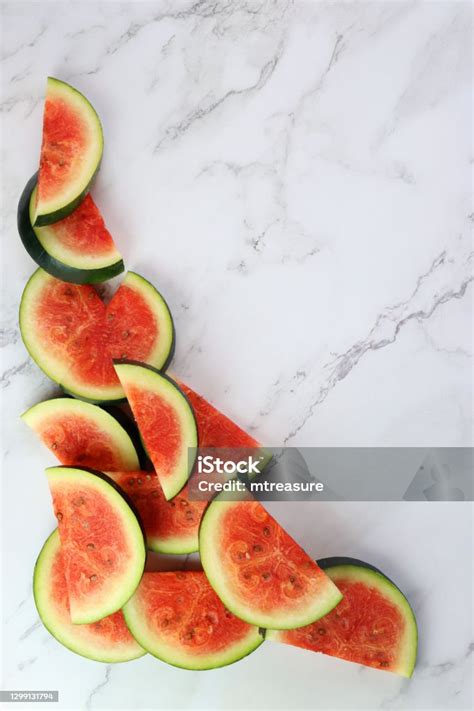 수박 슬라이스 청크 더미의 이미지 반 원 회색과 흰색 대리석 효과 배경으로 잘라 복사 공간 높은 보기 0명에 대한 스톡 사진 및 기타 이미지 Istock
