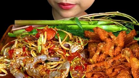 ویدئو غذا خوردن با صدا؛ خوردن متفاوت میگو، پوست مرغ و سالاد به سبک