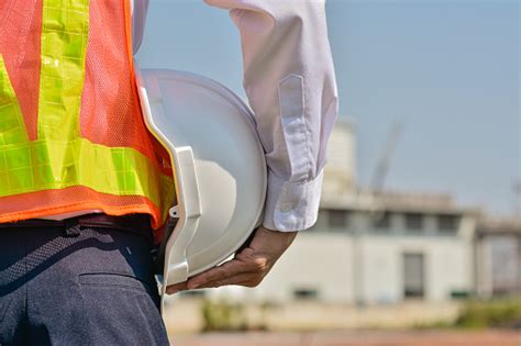 현장 건설 배경에 흰색 하드 모자를 들고있는 전문 엔지니어 프로젝트 관리자에 대한 스톡 사진 및 기타 이미지 프로젝트 관리자 공학 신뢰성 Istock