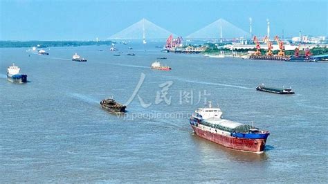 安徽芜湖长江航运忙 人民图片网