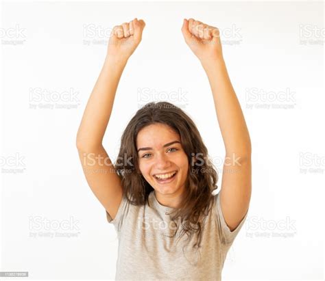 승리를 축 하 하는 아름 다운 충격 소녀의 초상화 놀 랍 고 행복 한 얼굴과 제스처와 큰 성공을 얼굴 표정 인간의 감정과 행복의 개념 흰색 절연 감정에 대한 스톡 사진 및