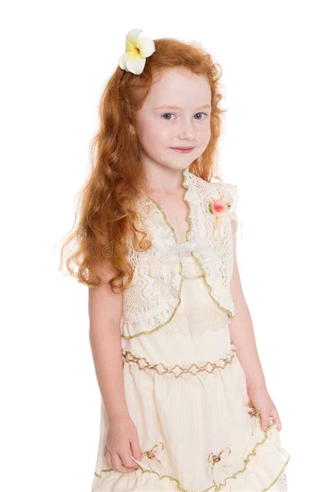 Шаловливая маленькая девочка с красными волосами Стоковое Изображение изображение