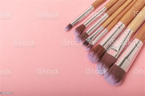 메이크업 화장품 분홍색 배경에 메이크업 브러쉬 창의적인 패션 컨셉 화장품 메이크업 브러쉬 컬렉션 평면도 배너 플랫 레이 0명에