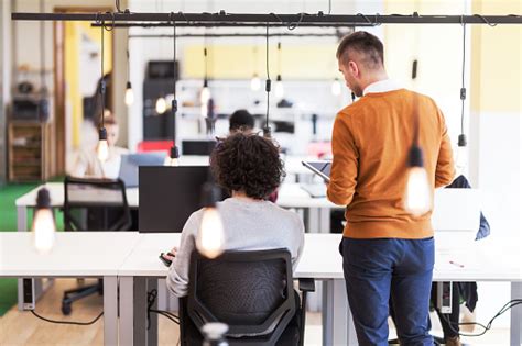 현대적인 사무실 공간에서 데스크톱 컴퓨터에서 작업하는 젊은 개인의 크리에이티브 팀 20 24세에 대한 스톡 사진 및 기타 이미지 20 24세 25 29세 경영자