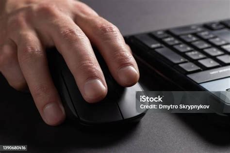 컴퓨터 마우스를 사용하여 손 포인터 Pc 주변 장치를 클릭 닫기 가상현실에 대한 스톡 사진 및 기타 이미지 가상현실 남자 남자 사업가 Istock